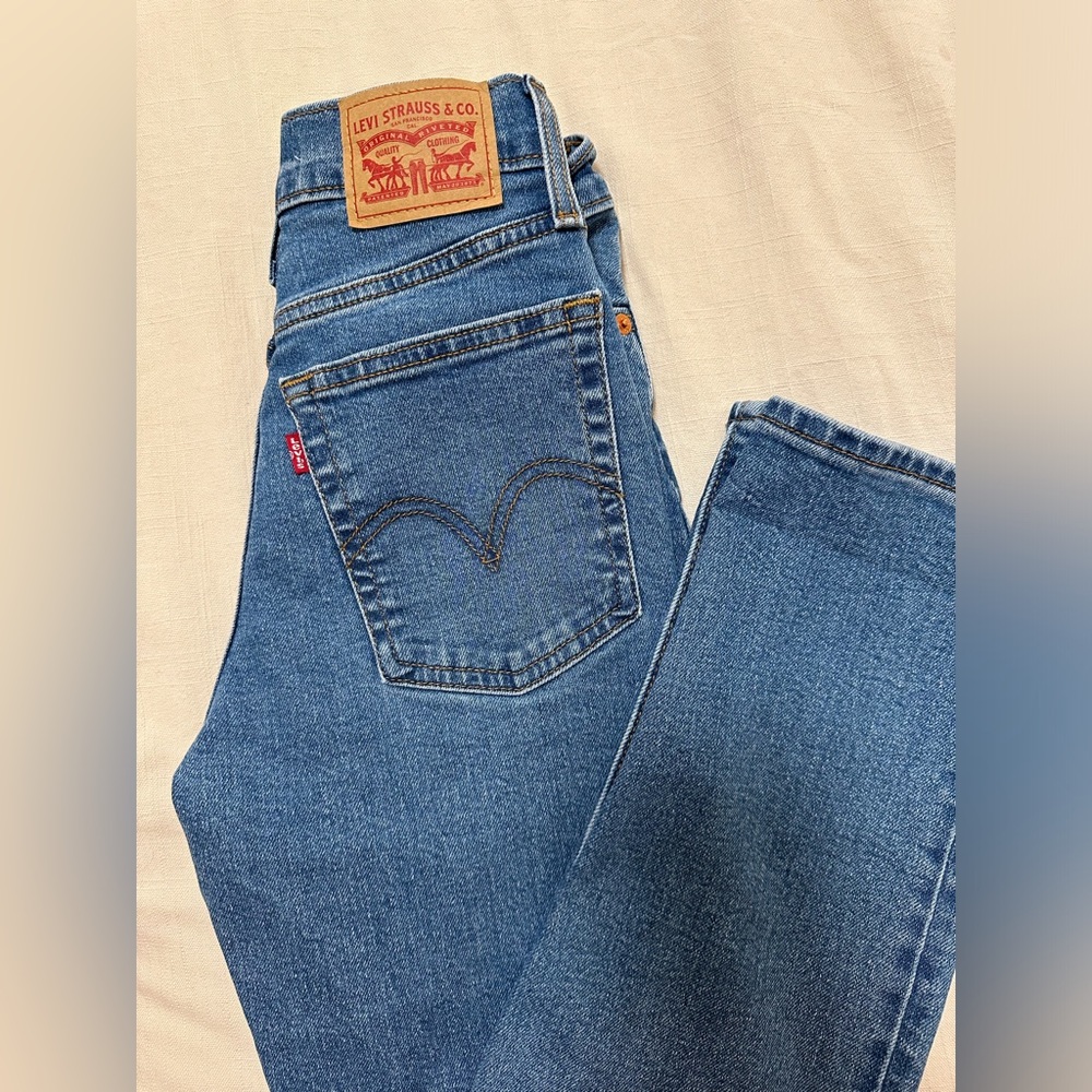 Levi’s Wedgie Straight- Medium Wash - Gem